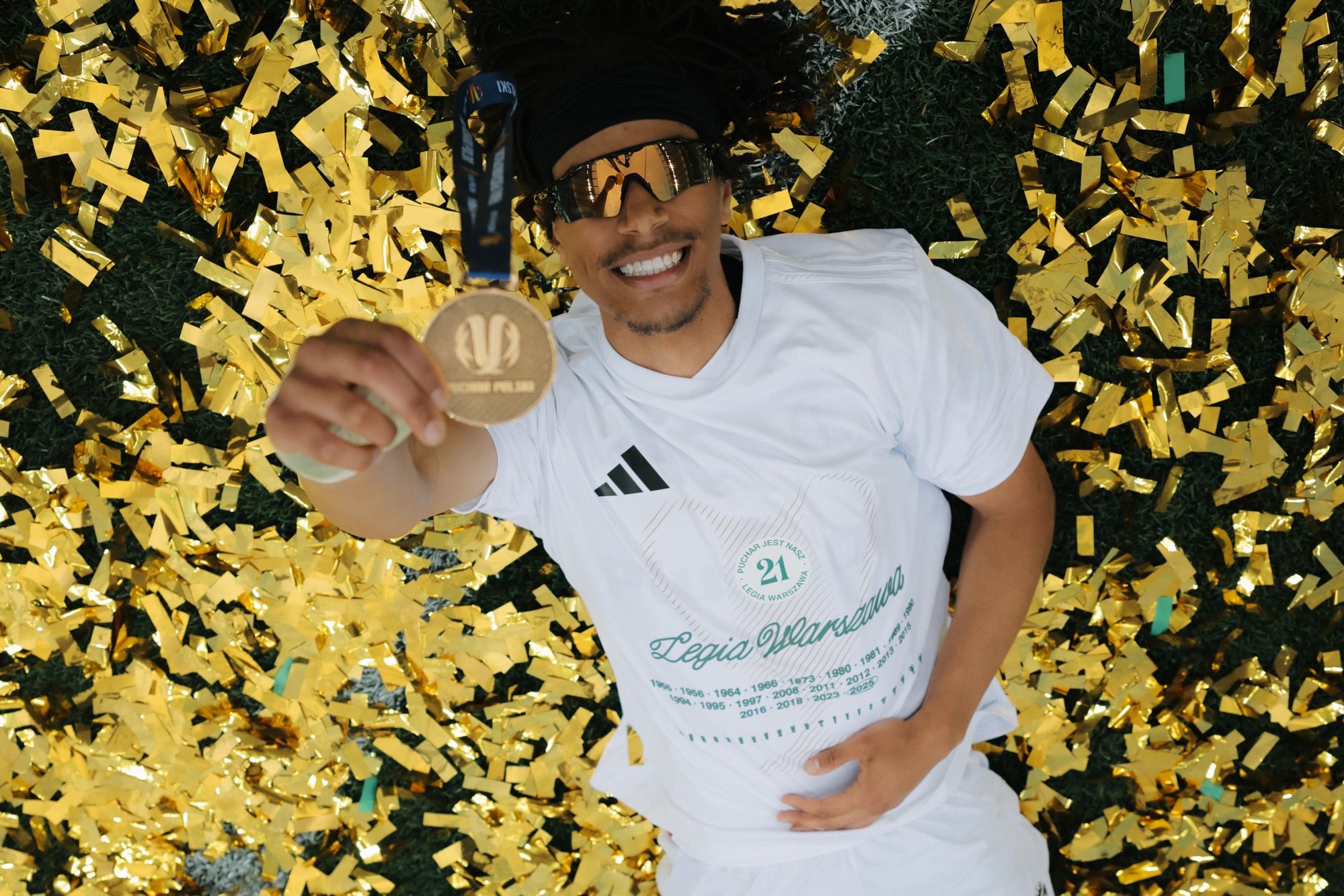 Maxi Oyedele na Trybunie Rodzinnej przed meczem Legia - Lech - Legia ...